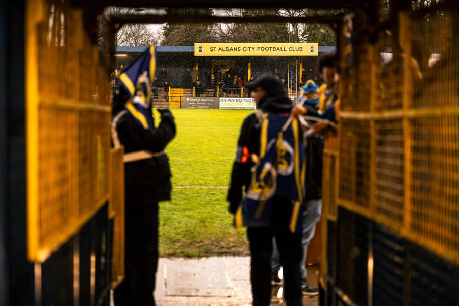 Srednji prst sistemu, ruka spasa zajednici: Post-pank bend kao spasilac ...